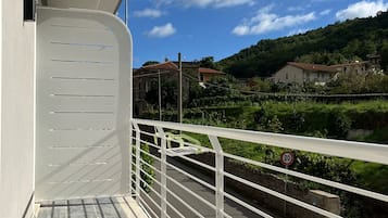 Quarto Triplo Deluxe, varanda | Terraço/pátio interior