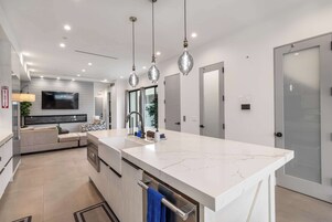 Casa de Luxo, Vista para a cidade (4 Bedrooms) | Cozinha privada | Um micro-ondas, um forno, uma cafeteira/bule