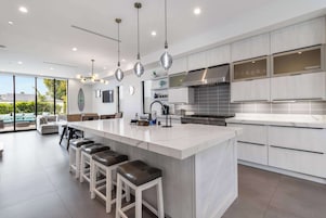 Casa de Luxo, Vista para a cidade (4 Bedrooms) | Cozinha privada | Um micro-ondas, um forno, uma cafeteira/bule