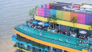 Hotel à beira-mar com vários níveis, piscinas ao ar livre e terraços.