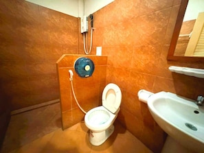 Chuveiro, toalhas de banho