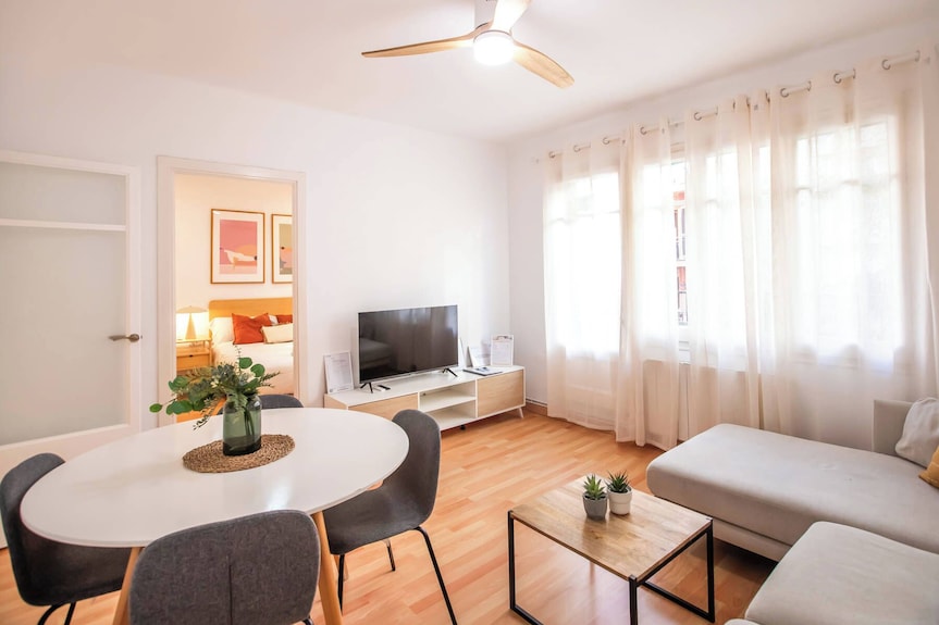 32paa1126 - Three Bedroom Apartment, Sleeps 5 - Barcelona