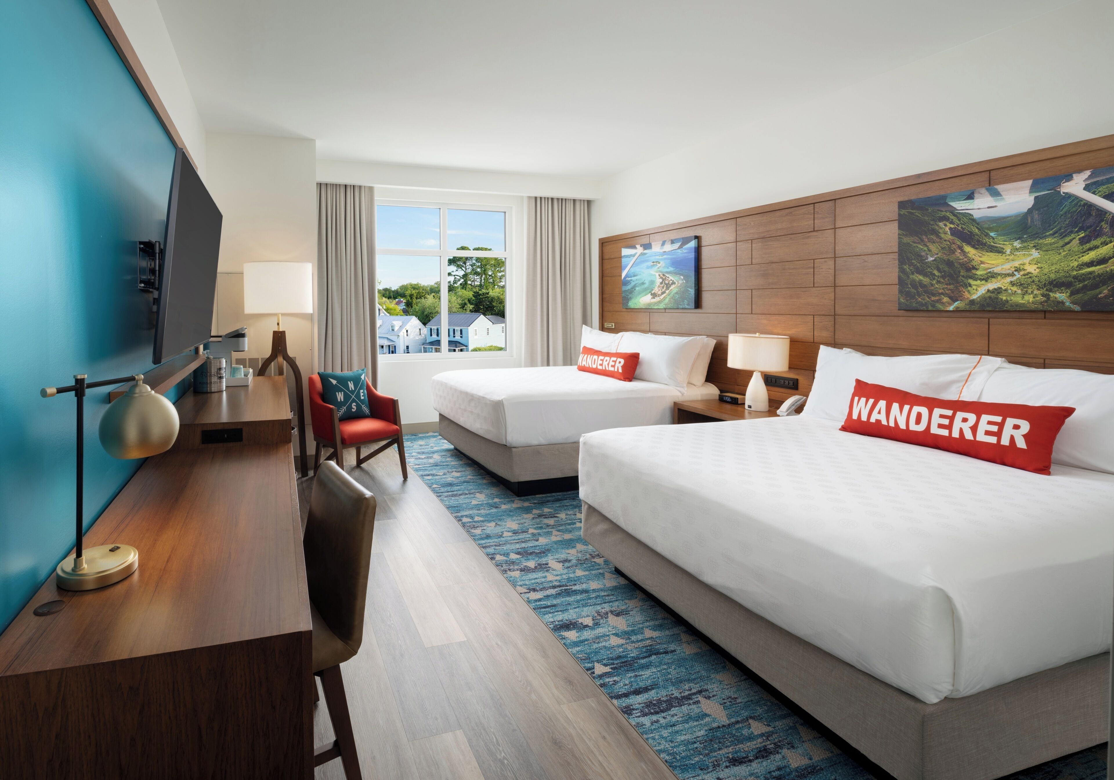 Standard Room, 2 Queen Beds (No Balcony) | Cofres nos quartos, escrivaninha, espaço de trabalho para notebook