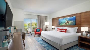 Standard Room, 1 King Bed (Balcony) | Cofres nos quartos, escrivaninha, espaço de trabalho para notebook