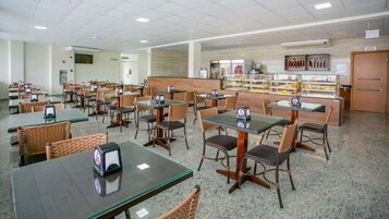 Café da manhã com buffet grátis todos os dias
