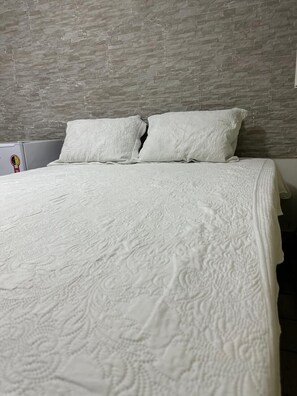 Quarto casal básico, vista para a piscina | Comodidades do quarto