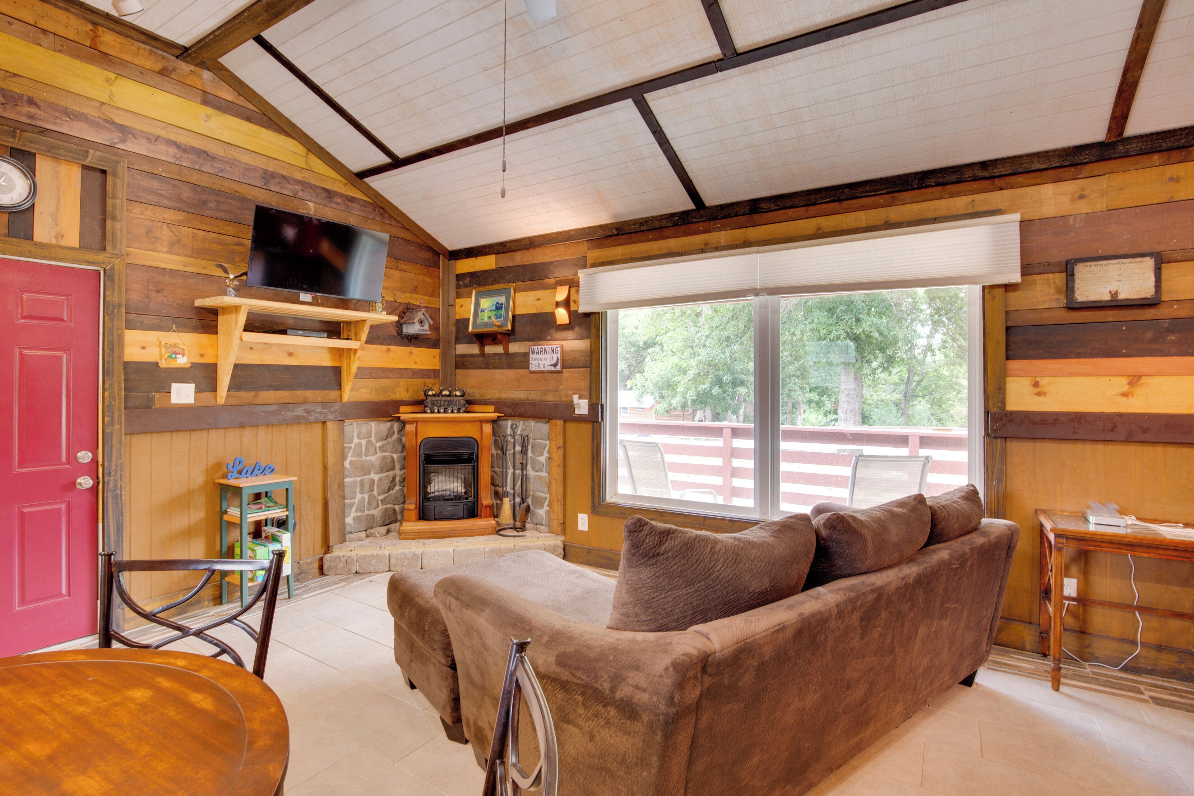 'Byrd's Nest' Lake Lafayette Escape W/ Fire Pit - Odessa, MO