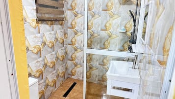 Apartamento de Luxo, varanda, Vista para a cidade | Casa de banho | Um polibã, papel higiénico