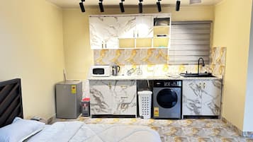 Apartamento de Luxo, varanda, Vista para a cidade | Cozinha privada | Um frigorífico, um micro-ondas, utensílios de cozinha