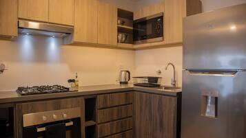 Apartamento | Cozinha privada | Geladeira grande, micro-ondas, fogão, torradeira