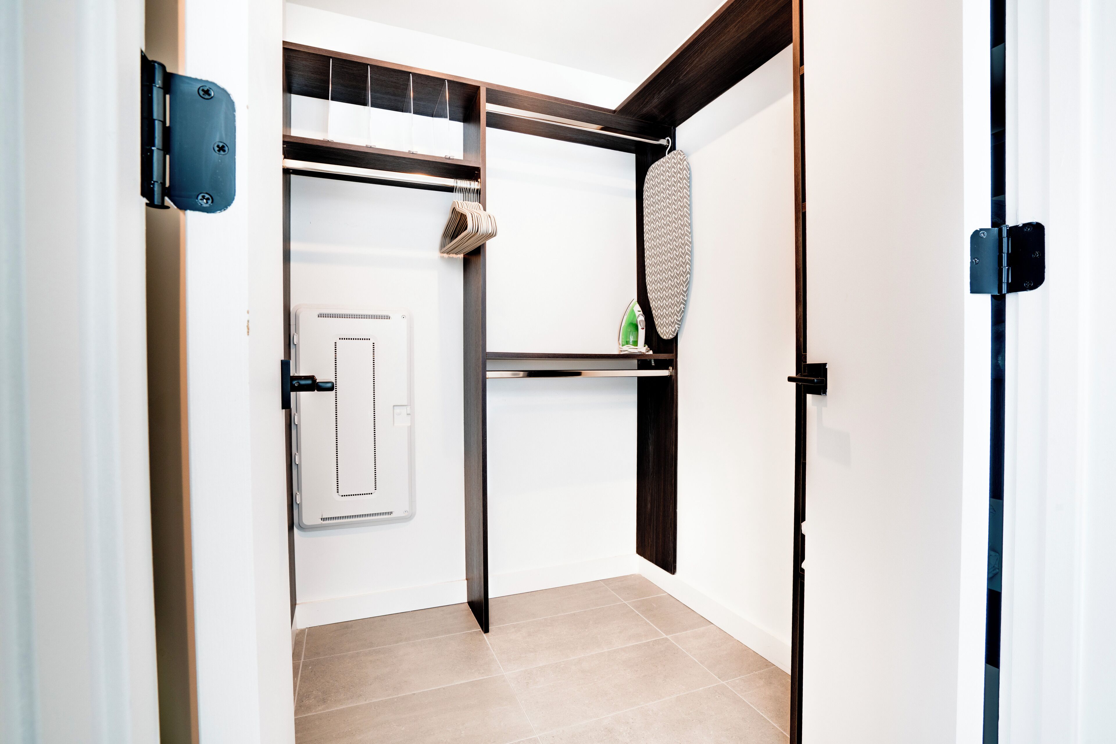 Condo luxo, sacada, vista para a cidade | Guarda-roupa