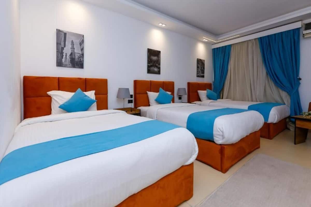 Quarto triplo standard | Cofres nos quartos, quartos à prova de som