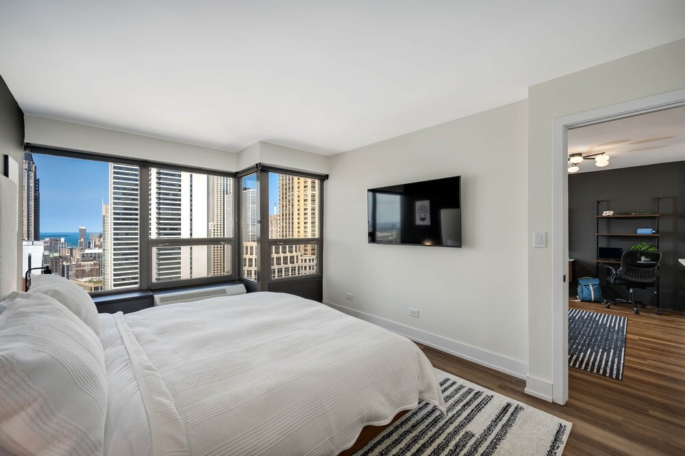 River North Chicago Chic w/King Bed - Lake & Skyline Views - Chicago ...