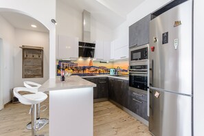 Apartamento | Cozinha privada | Um frigorífico, uma placa de cozinha, uma chaleira elétrica