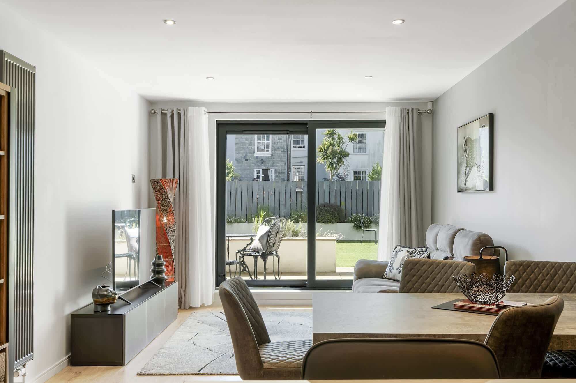 Modern Apartment, Private Parking & Terrace - Plymouth