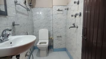 Chuveiro, chuveiro com efeito de chuva, toalhas de banho, sabonete