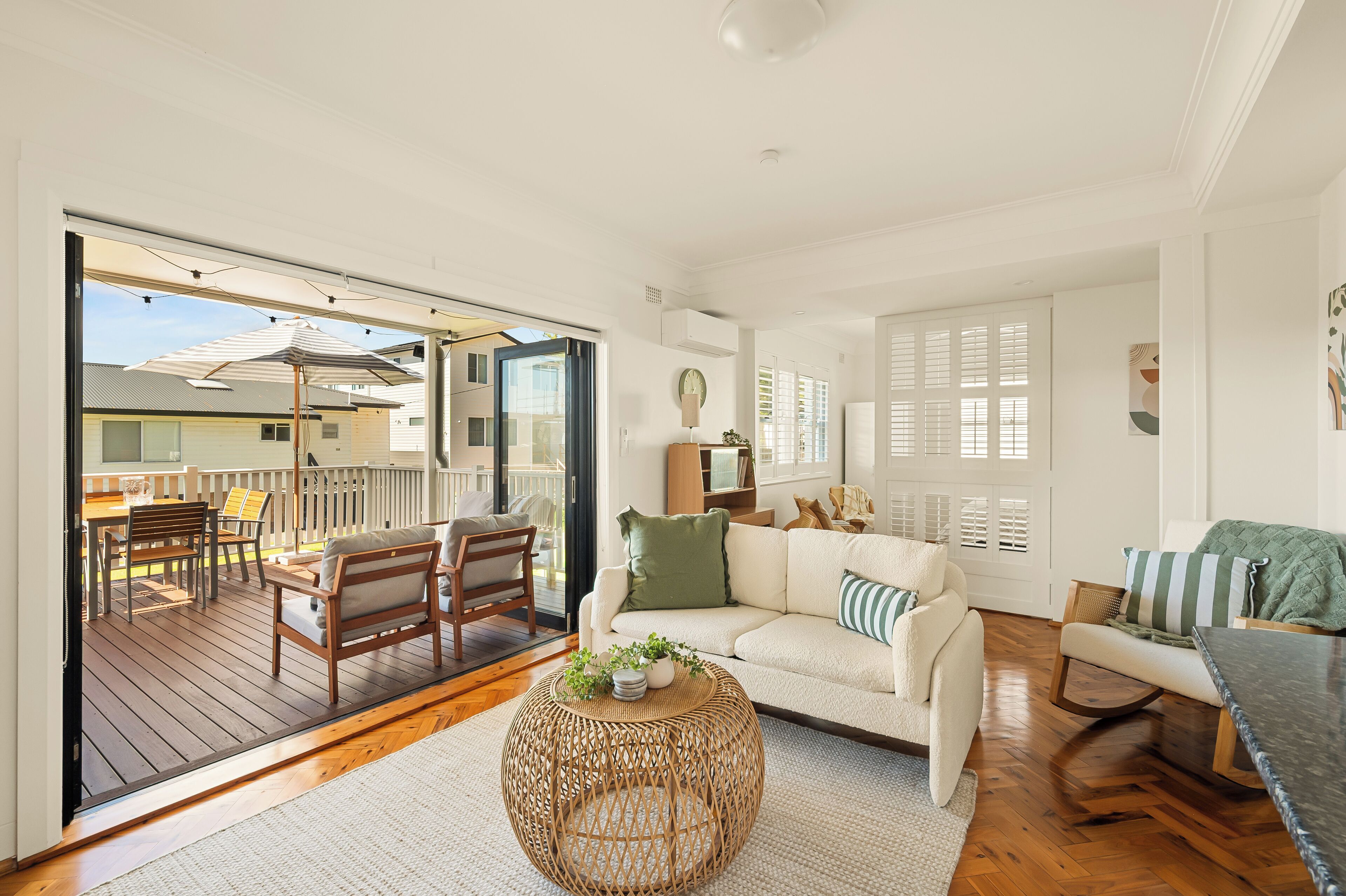 Elenora #2  Beachfront Apartment - Avoca Beach