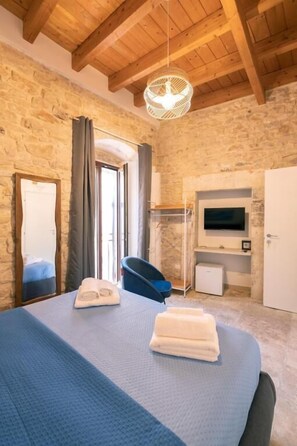 Quarto, vista para o pátio | Cofres nos quartos, cortinas blackout, quartos à prova de som