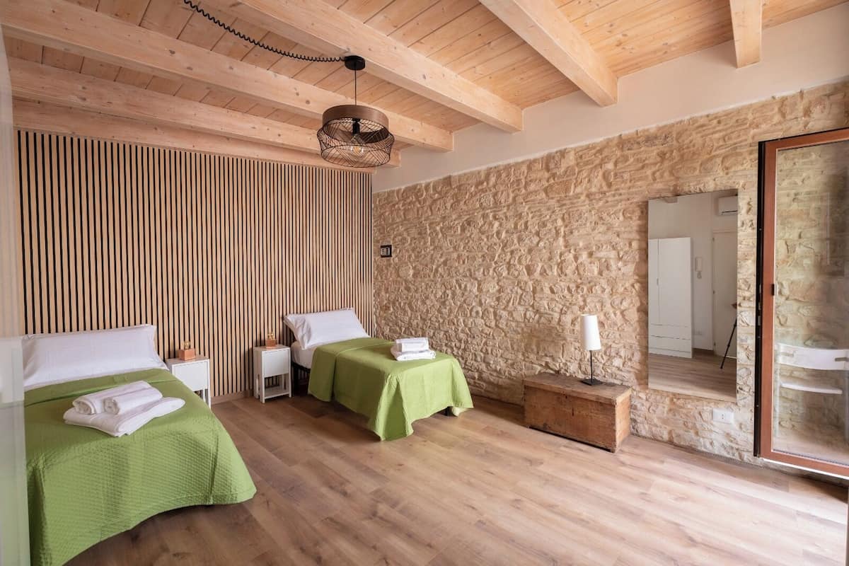 Quarto Twin, Vista para a cidade | Cofre no quarto, cortinas/cortinados opacos, quartos insonorizados