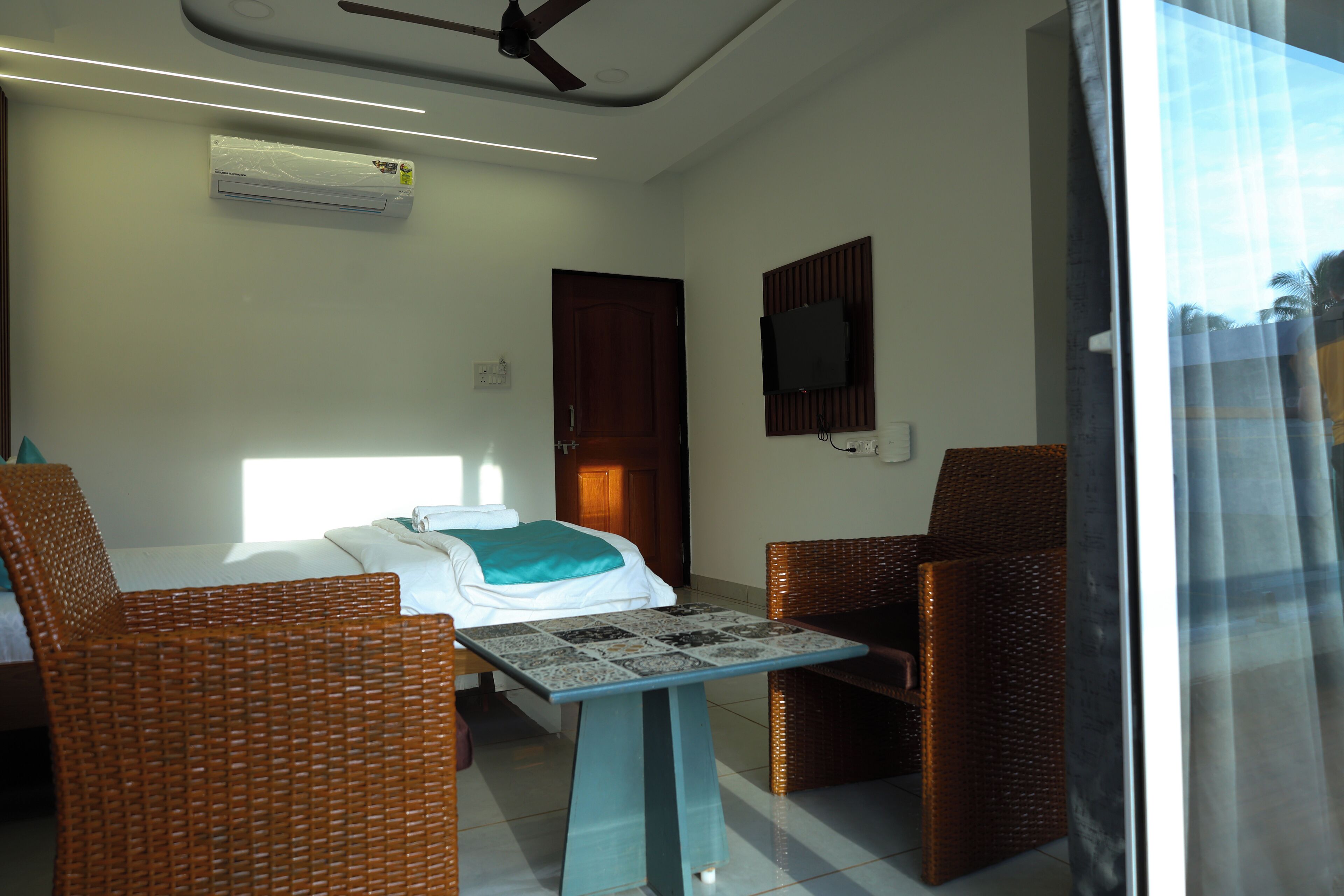 Quarto Duplo ou Twin Clássico, vista para a praia | Sala de estar | Televisor de 32 polegadas com canais por cabo 