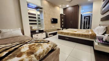 Quarto triplo | Escrivaninha, ferros/tábuas de passar roupa