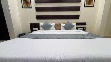 Quarto triplo | Escrivaninha, camas extras/dobráveis (sobretaxa), Wi-Fi de cortesia