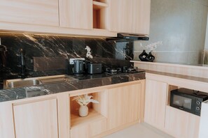 Villa | Cozinha partilhada | Um frigorífico, um micro-ondas no espaço comum, uma chaleira elétrica 