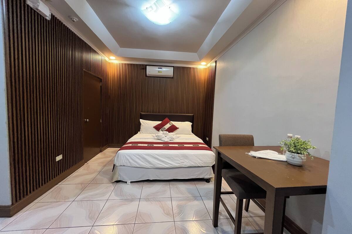 Cofres nos quartos, escrivaninha, Wi-Fi de cortesia, roupa de cama