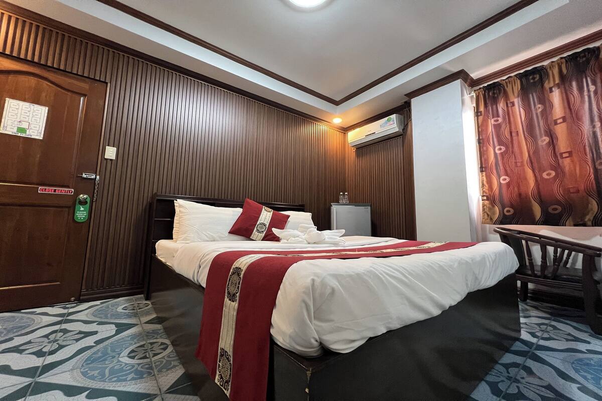 Cofres nos quartos, escrivaninha, Wi-Fi de cortesia, roupa de cama