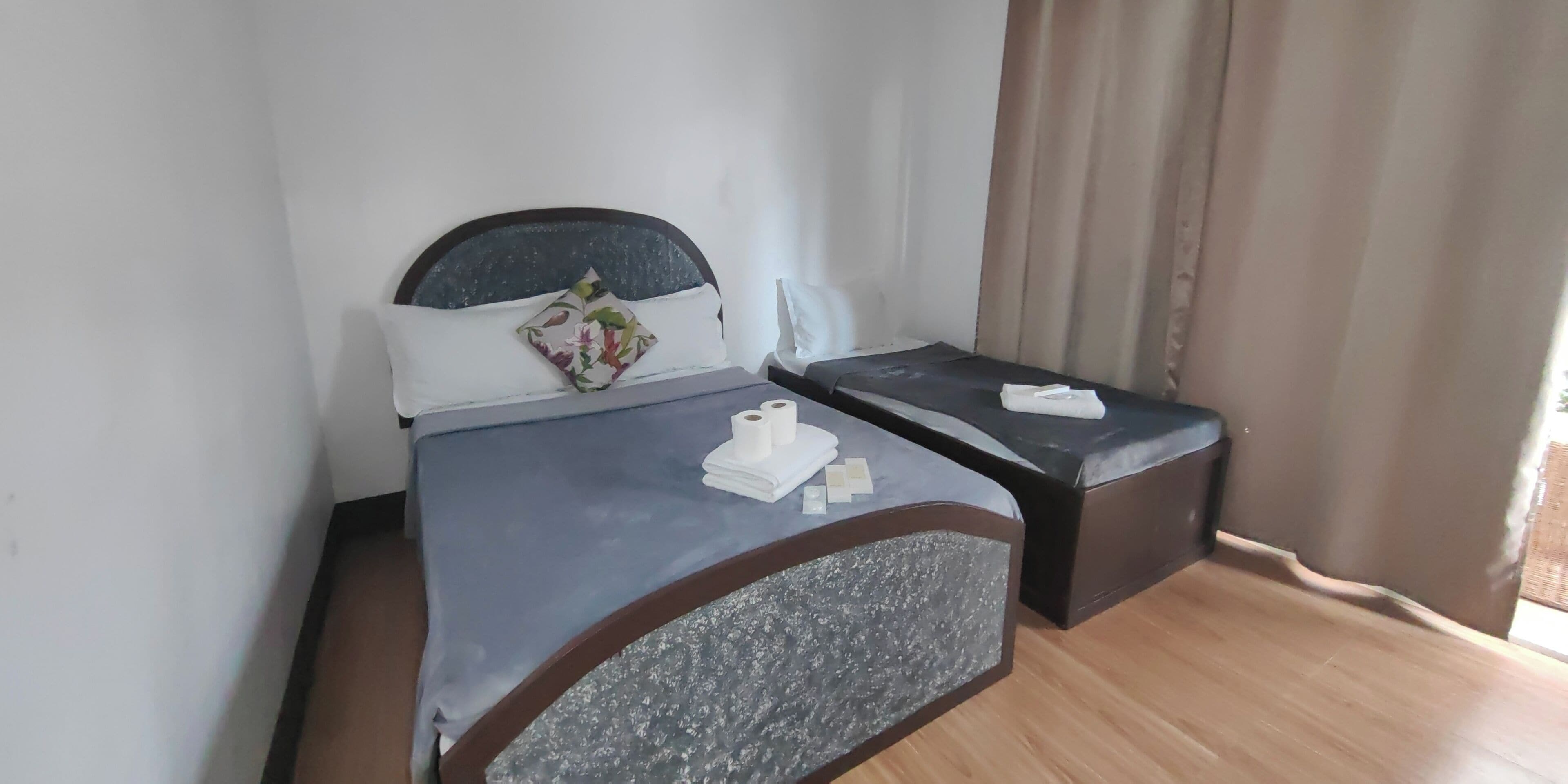 Quarto triplo standard | Escrivaninha, ferros/tábuas de passar roupa, Wi-Fi de cortesia