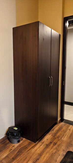 Quarto casal básico | Escrivaninha, espaço de trabalho para notebook