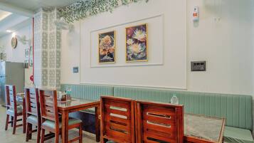 Pequeno-almoço completo diário (199 INR por pessoa)