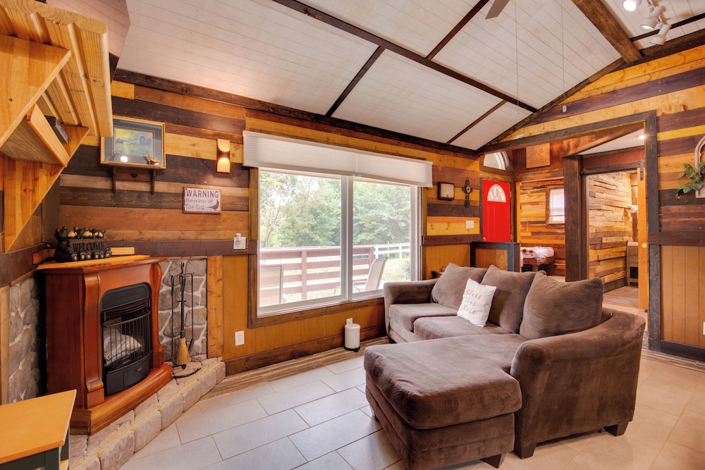 'Byrd's Nest' Lake Lafayette Escape W/ Fire Pit - Odessa, MO