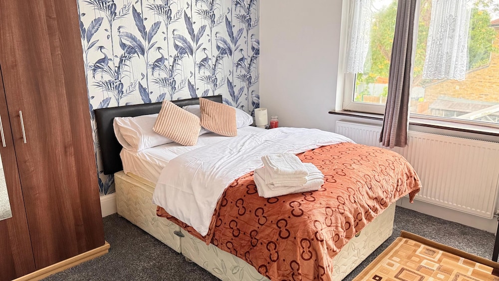 Room 4: Stylish En-Suite Double Room, Ilford, Great Transport Links to London - Ilford | Vrbo