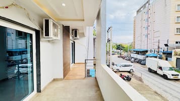 Quarto Quádruplo Deluxe, Vista para a cidade | Varanda