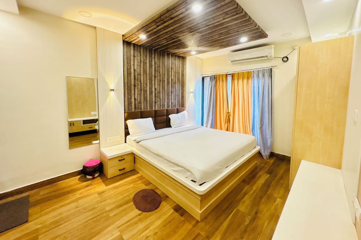 Quarto quádruplo luxo, vista para a cidade | Wi-Fi de cortesia, roupa de cama