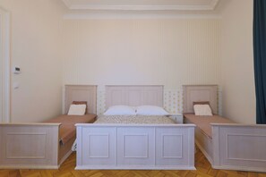 Apartamento superior | Camas Select Comfort, cofres nos quartos, escrivaninha