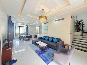 Villa Deluxe, junto à praia | Sala de estar | Televisor de ecrã plano de 65 polegadas com canais digitais