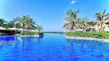 Piscina exterior, da(s) 6:00 à(s) 18:00, guarda-sóis, espreguiçadeiras