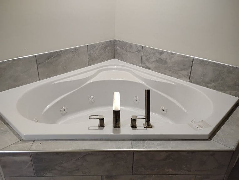 Marvelous 4 Bedroom Country House In Pembroke Township With Orchard - 모롴