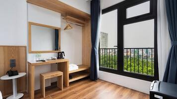 Suite, vista para o rio | Cortinas/cortinados opacos, ferro/tábua de engomar, Wi-fi grátis