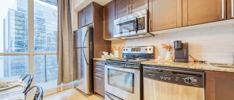 Condo urbano, sacada, vista para a cidade | Cortinas blackout, ferros/tábuas de passar roupa, Wi-Fi de cortesia