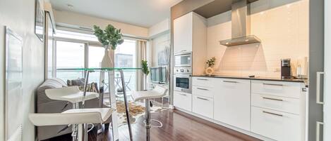 Apartamento Empresarial em Condomínio Fechado, varanda | Cortinas/cortinados opacos, ferro/tábua de engomar, Wi-fi grátis