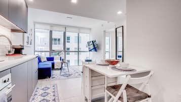 Apartamento Cidade em Condomínio Fechado, Vista para a cidade | Refeições no quarto