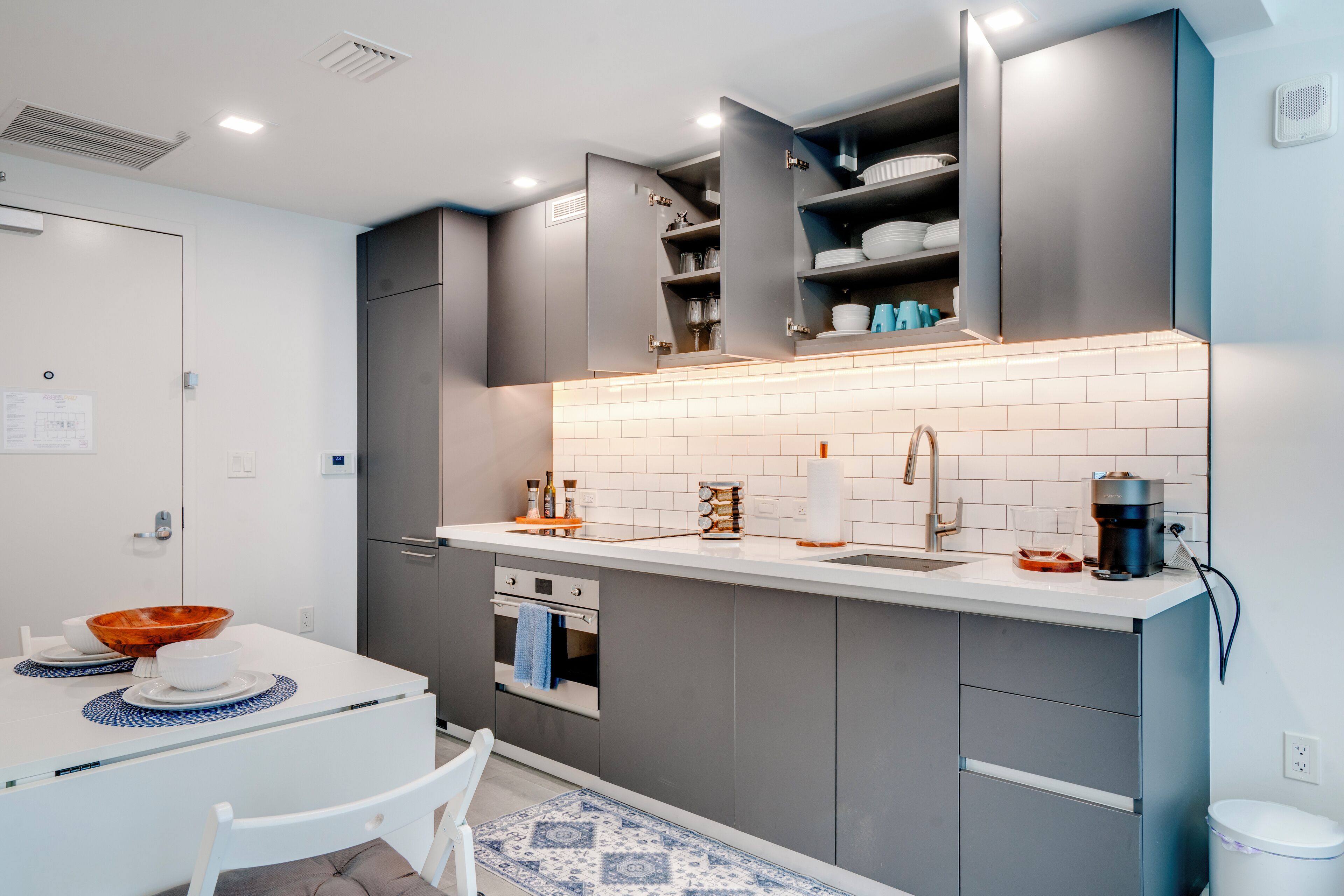 Apartamento Cidade em Condomínio Fechado, Vista para a cidade | Cozinha privada | Um frigorífico/congelador grande, um micro-ondas, um forno 