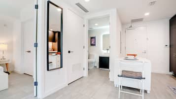 Condo urbano, sacada, vista para a cidade | Área de estar | Smart TV 50 polegadas com canais digitais, Netflix, Hulu