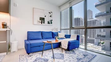 Apartamento Cidade em Condomínio Fechado, Vista para a cidade | Sala de estar | Smart TV de 50 de polegadas com canais digitais, Netflix, Hulu