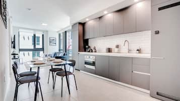 Condo elite, sacada, vista para a cidade | Área de estar | Smart TV 50 polegadas com canais digitais, Netflix, Hulu