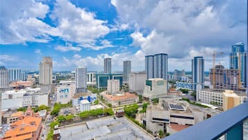 Condo clássico, sacada, vista para a cidade | Sacada