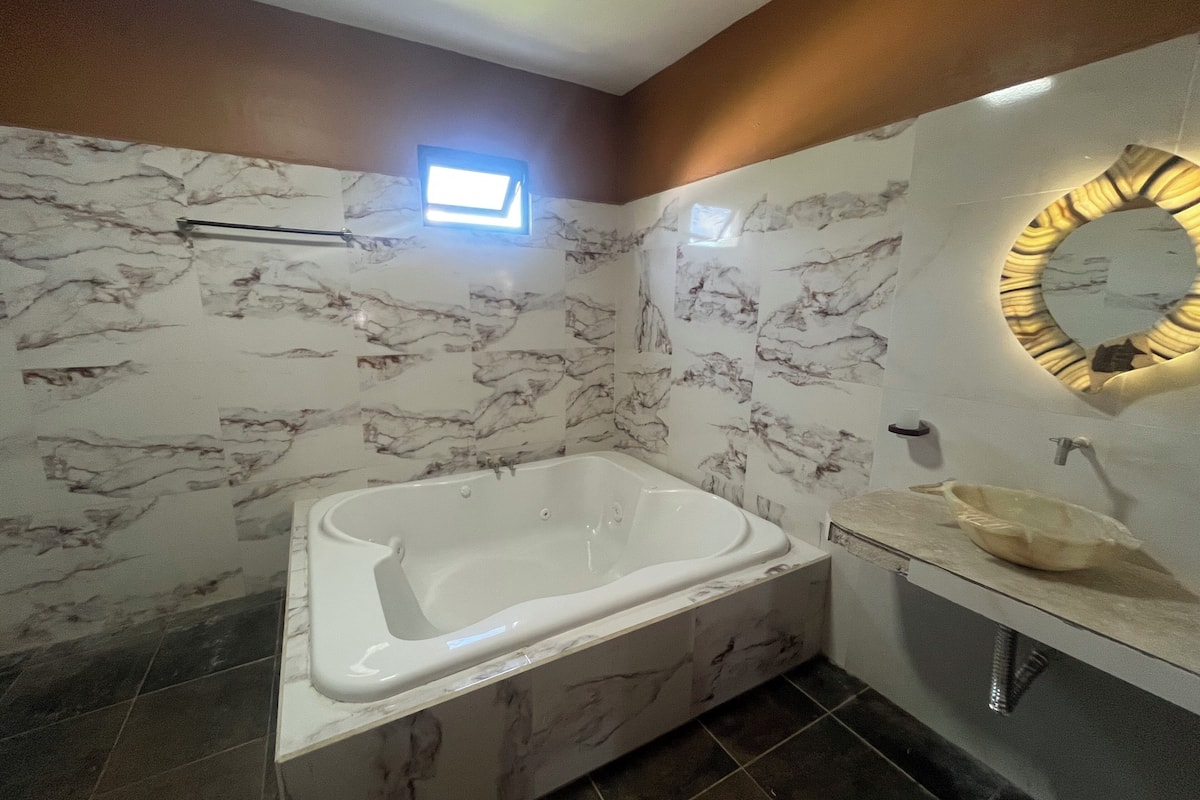 Suite Deluxe, varanda, vista para o jardim | Casa de banho